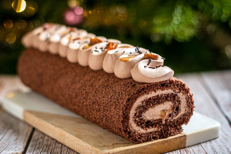 Bûche roulée chocolat et praliné noisette - Surprises et Gourmandises